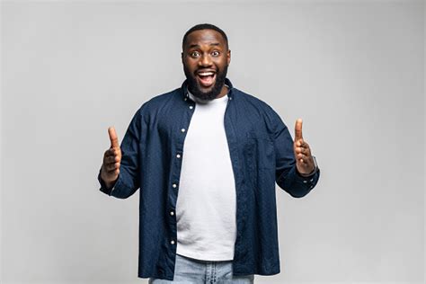 흥분 행복한 아프리카 계 미국인 남자 손으로 제품의 크기를 시연 놀라움에 대한 스톡 사진 및 기타 이미지 놀라움 마케팅 사람들 Istock