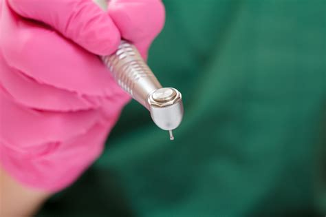 치과 의사의 손은 치과 핸드피스가 있는 라텍스 검사 장갑에 있습니다 강철에 대한 스톡 사진 및 기타 이미지 강철 건강관리와 의술 겸자 Istock