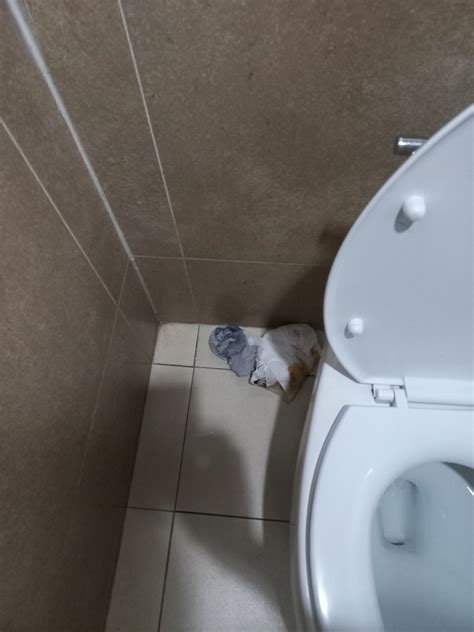 혐주의 지하철 남자화장실 변기칸에 누군가  Mlbpark