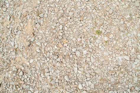 돌 사이에 자갈과 풀이 자라는 배경 땅에 흩어져있는 화강암의 작은 조각 0명에 대한 스톡 사진 및 기타 이미지 0명 거친 광물질 Istock