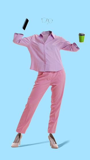 파란색 배경에 전화를 사용하여 현대 비즈니스 스타일의 핑크 의상과 안경을 착용 보이지 않는 여성의 초상화 패션 스타일 컨셉 가공의 인물에 대한 스톡 사진 및 기타 이미지