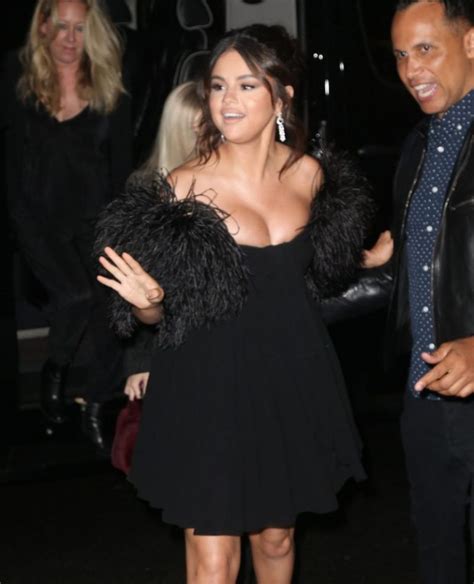 Selena Gomez Sexy Cleavage Fappenist Selena Gomez Sexy Cleavage Fappenist