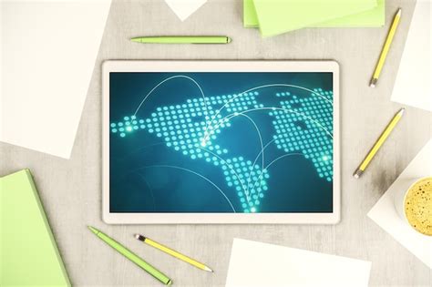 현대 디지털 태블릿 화면 국제 거래 개념 상위 뷰 3d 렌더링에 연결되어 있는 추상적이고 창의적인 세계 지도 프리미엄 사진