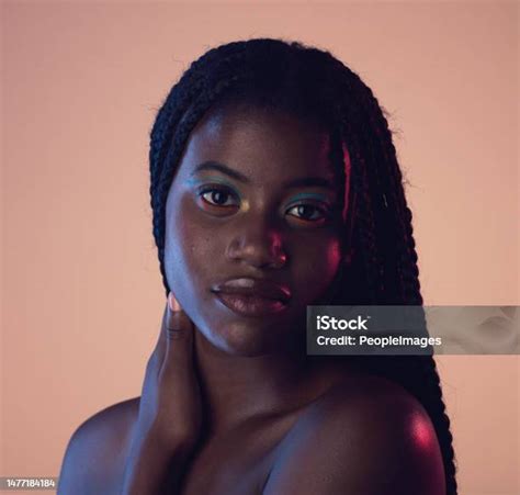 자연스러운 헤어케어를 위해 벽 배경에 스튜디오에 있는 모델 흑인 여성과 함께 초상화 머리카락 아름다움 얼굴 메이크업 머리띠는 케라틴 치료를 촉진하기 위해 포즈를 취하는