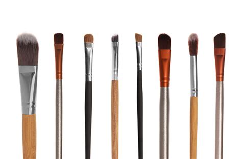 흰색 배경에 화장품을 적용하기 위해 다양한 메이크업 브러시로 설정 0명에 대한 스톡 사진 및 기타 이미지 0명 개체 그룹