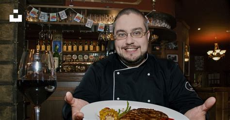 검은 집업 재킷을 입은 남자가 음식과 함께 테이블 옆에 앉아 있다 사진 Unsplash의 무료 Россия 이미지