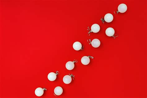 빨간색 색상 배경에 흰색 유리 공 최소한의 새해 인사말 카드 복사 공간이있는 크리스마스 플랫 레이 테두리 맨 위 보기 2020년에 대한 스톡 사진 및 기타 이미지 Istock