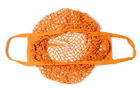 흰색 배경에 빈 재사용 오렌지 면 쇼핑 문자열 가방 친환경 넷백 또는 쇼핑객 플라스틱의 거부 제로 폐기물 재활용 및 재사용 개념 플랫 평지 텍스트 공간 상단 보기 가방에