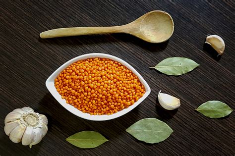 어두운 나무 배경 마늘 및 상위 뷰를 내려다 로렐에 잎에 흰색 그릇에 빨간 렌즈콩 당근에 대한 스톡 사진 및 기타 이미지 당근 렌즈콩 마늘 Istock