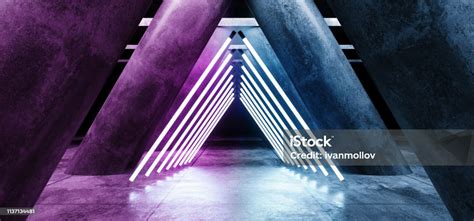어두운 빈 차고 홀 지 하 시멘트 그런 지 콘크리트 열 삼각형 모양의 공상 과학 Fi 활기찬 보라색 네온 빛나는 현대 우아한 스타일 홀 터널 복도 3d 렌더링 0명에 대한