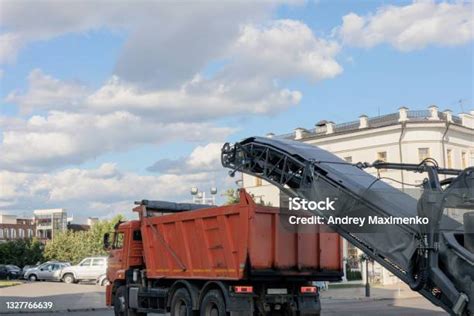 도로 수리 작업 길표면에서 오래된 포장도로를 제거하는 콜드 밀링 머신 밀링 기계 가공에 대한 스톡 사진 및 기타 이미지 밀링