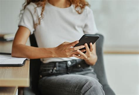 비즈니스 커뮤니케이션 스마트 폰 및 사무실 여성은 B2b 채팅 고객과의 네트워킹 및 모바일 앱에서 이메일 업데이트를 읽습니다 기업가 정신 소셜 네트워크 및 전화를 사용하는