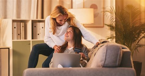 온라인 쇼핑 노트북 소녀와 함께 엄마 소파 및 전자 상거래 또는 신용 카드 결제를 위한 인터넷 구매 가족 사랑 딸이 있는 엄마 유대감 집 또는 구독을 위한 컴퓨터와 소파