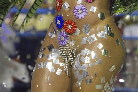 Tapa Sexo Descubra Como O Cl Ssico Item Carnavalesco Colocado Metr Poles