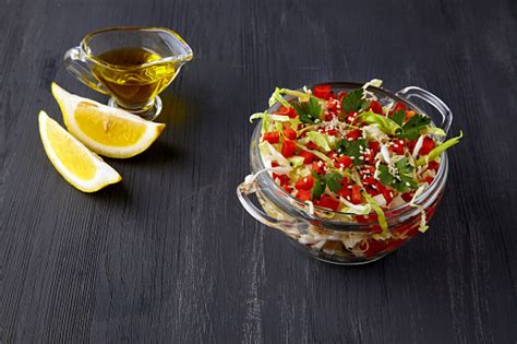 여름 샐러드 어두운 나무 테이블에 유리 그릇에 파슬리를 곁들인 흰 양배추와 피망의 가벼운 전채 건강한 생활방식에 대한 스톡 사진 및 기타 이미지 Istock