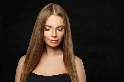 긴 스트레이트 건강한 머리와 메이크업 검은 배경에 포즈를 취하는 예쁜 매력적인 여자 패션 모델 25 29세에 대한 스톡 사진 및 기타 이미지 Istock