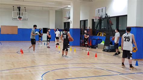 한기범농구교실의 이형주단장입니다 스킬트레이닝 한기범농구교실 Hankibum Basketball 의 권순명코치님 수업현장에 나와 있습니다 매주 월요일과 수요일 저녁
