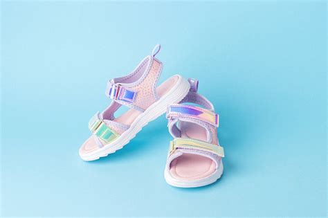 파란색 배경에 아이들을위한 세련된 홀로그램 샌들 반짝이는 패션 여름 신발 0명에 대한 스톡 사진 및 기타 이미지 0명 개인
