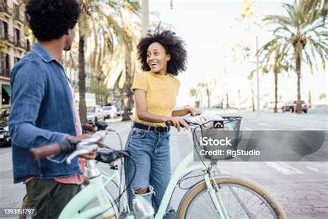 관광에 자전거와 함께가는 휴가에 행복한 아프리카 커플 두발자전거에 대한 스톡 사진 및 기타 이미지 두발자전거 바르셀로나 스페인 자전거 타기 Istock