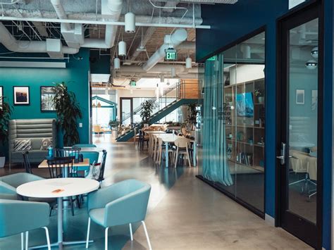 가구 계단 계획하는 공동 작업 그래프 기기 기업 노동자 노트북 데이터 동기 부여 동료 디자인 디지털 라운지 문서 바닥 분석 브레인스토밍