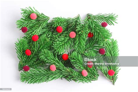 흰색 배경에 최소한의 크리스마스 구성 빨간 공으로 장식 된 가문비 나무 가지 플랫 레이 상단 보기 0명에 대한 스톡 사진 및 기타 이미지 Istock