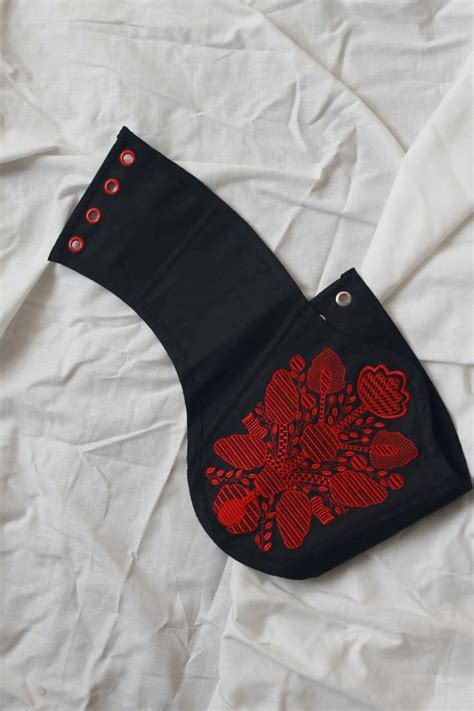 Вишитий корсет