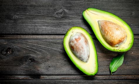Trozos De Aguacate Con Hueso Foto Premium