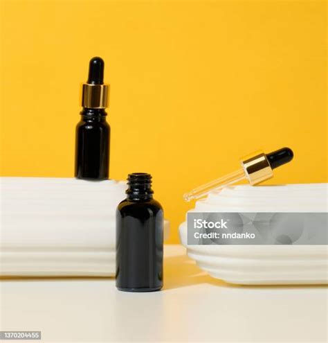 파이펫이 달린 갈색 유리 병이 흰색 테이블에 서 있습니다 화장품 Spa 브랜딩 젤 세럼 광고 및 제품 홍보용 포장 모의 0명에 대한 스톡 사진 및 기타 이미지 Istock