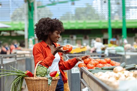 농산물 직거래 장터에서 유기농 식품으로 쇼핑을 즐기는 젊은 아프리카계 미국인 여성 20 24세에 대한 스톡 사진 및 기타 이미지 20 24세 건강한 생활방식 건강한