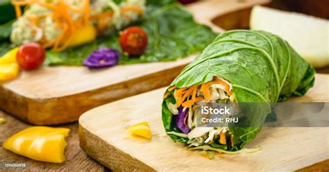 케일 또는 양상추 잎으로 만든 비건 랩 다양한 야채 건강한 패스트 푸드로 채워집니다 롤 샌드위치에 대한 스톡 사진 및 기타 이미지 롤 샌드위치 상추 샐러드 Istock