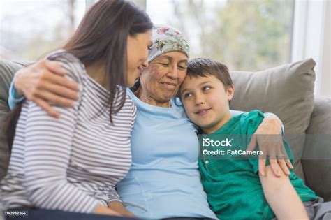 그녀의 60 대 암 싸우는 민족 여성은 소파에 그녀의 딸과 손자와 함께 기쁘게 앉아 노인에 대한 스톡 사진 및 기타 이미지 노인 가족 거실 Istock