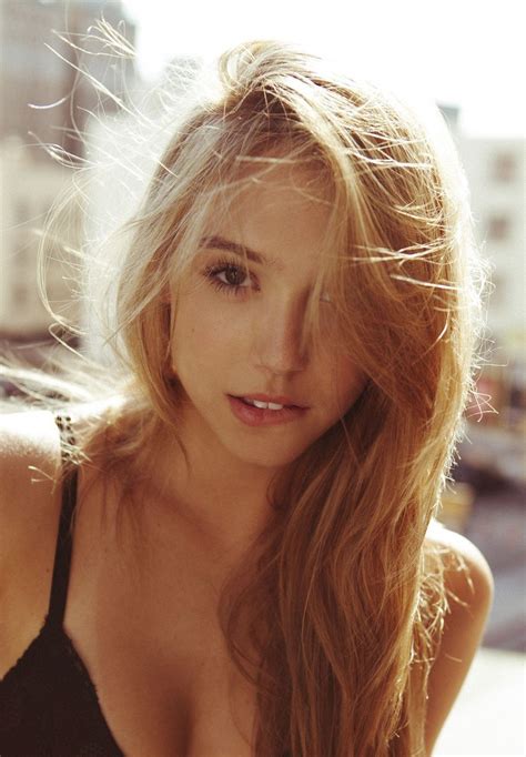 Wallpaper : 1094x1575 px, Alexis Ren, rambut pirang, model, tatapan ...