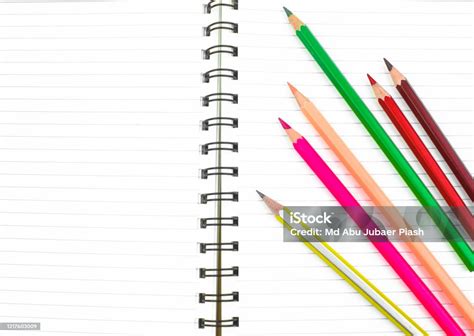 공개된 흰색 종이 일기 위에 흩어져 있는 다양한 색의 연필 크레용 7에 대한 스톡 사진 및 기타 이미지 7 개념 개성 개념 Istock