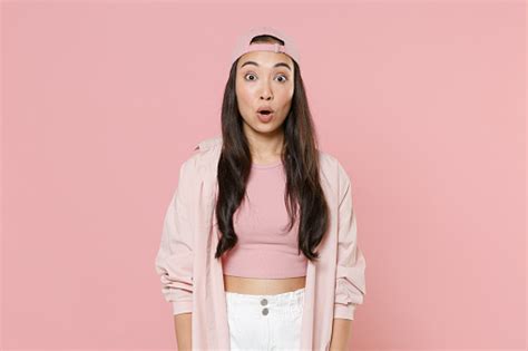 파스텔 핑크 월 배경 스튜디오 초상화에 고립 포즈 캐주얼 옷 모자에 충격 젊은 아시아 여자 소녀 사람들은 진지한 감정 라이프