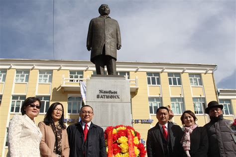 МУИС ийнхан Х Чойбалсан Ю Цэдэнбал Ж Батмөнх нарын хөшөөнд… Монгол Улсын Их Сургууль
