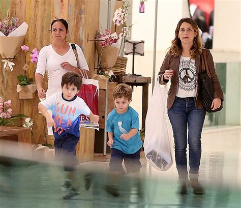 Cl Udia Abreu Passeia Com Os Filhos No Shopping Quem Quem News