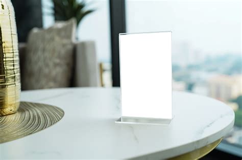 메뉴는 텍스트 마케팅 프로모션을 위해 공백으로 가득 차 있습니다 텍스트를 위한 식당 공간의 나무 테이블에 서 있는 모형 메뉴 프레임 0명에 대한 스톡 사진 및 기타 이미지