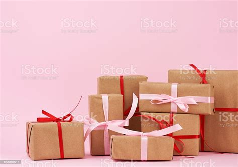 갈색 크래프트 종이에 싸서 실크 리본으로 묶인 상자에 선물 더미 0명에 대한 스톡 사진 및 기타 이미지 0명 갈색 공란
