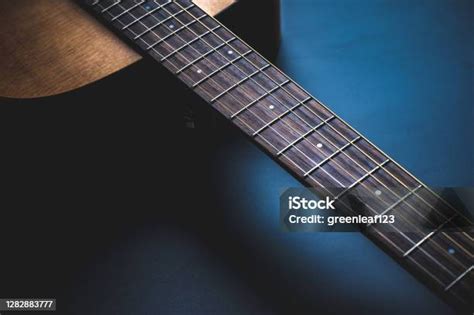 어쿠스틱 기타 복사 공간이있는 어두운 검은 색 배경에 휴식 하는 음악 악기 나무 클래식 기타의 클로즈업 0명에 대한 스톡 사진 및 기타 이미지 Istock