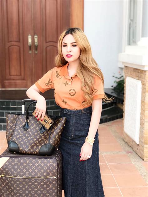 ញាក់សាច់ គ្រាន់តែliveវីដេអូលេងៗ ដេននី ក្វាន់ ពាក់មាសឡើងជ្រែកខ្លួនរាប់តម្លឹង Khmerload