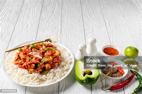 야채와 토마토 소스를 곁들인 칠면조 스트립과 찐 긴 곡물 쌀 라임 슬라이스를 접시에 얹어 제공합니다 0명에 대한 스톡 사진 및 기타 이미지 Istock