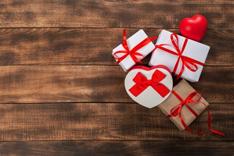 나무 테이블에 빨간 리본 선물 텍스트에 대 한 공간을 가진 나무 보드에 빈티지 선물 상자 개념에 대한 스톡 사진 및 기타 이미지 Istock