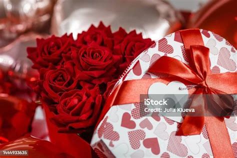 발렌타인 데이 호일 공의 배경에 심장의 형태로 흰색 상자에 빨간 장미 휴일에 여성을위한 선물 꽃을 배달하는 개념 꽃집과 꽃집 밸런타인데이에 대한 스톡 사진 및 기타 이미지
