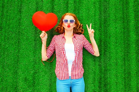 젊은 예쁜 여자 레드 심장의 모양에 공기 풍선 잔디에 누워 거리에 대한 스톡 사진 및 기타 이미지 거리 귀여운 낮 Istock