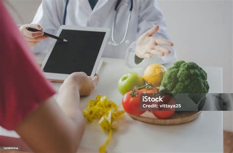 친절한 영양사 여성 의사 또는 태블릿을 사용하여 사무실 병원의 실험실 실에서 책상에 환자와 다이어트 계획에 대해 이야기 식품 과학 건강한 음식과 다이어트 개념 Stem
