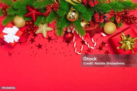 헤링본과 장식 크리스마스 빨간색 배경입니다 골드와 레드 주얼리 복사할 공간이 있는 맨 위 뷰입니다 개념에 대한 스톡 사진 및 기타 이미지 Istock
