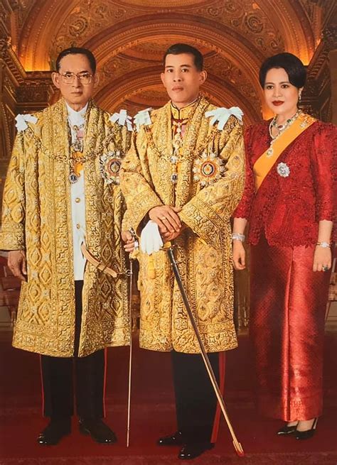 รูปภาพมงคล ร 9 พระราชินี ร 10 บูชา เสริมฮวงจุ้ย ภาพแต่งบ้าน รูปภาพติดผนังมอบเป็นของขวัญที่ระลึก