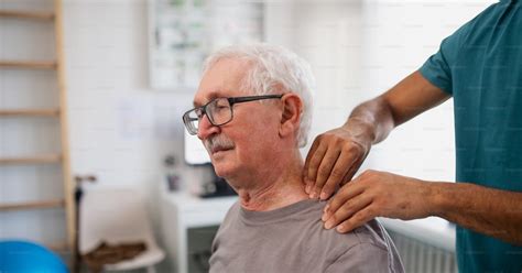 물리학실에서 노인 환자의 목을 마사지하는 젊은 물리치료사 사진 Unsplash의 손 이미지