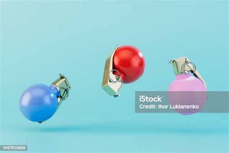 파란색 배경에 여러 가지 빛깔의 수류탄이 흩어져 있습니다 3d 렌더링 0명에 대한 스톡 사진 및 기타 이미지 0명 강철 건강한 생활방식 Istock