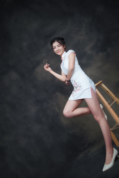 무료 이미지 사람 여자 사진술 의자 점프하는 다리 모델 어린 아시아 미소 하얀 드레스 발레 공연 예술 스포츠 환대 검은 배경 사진 촬영